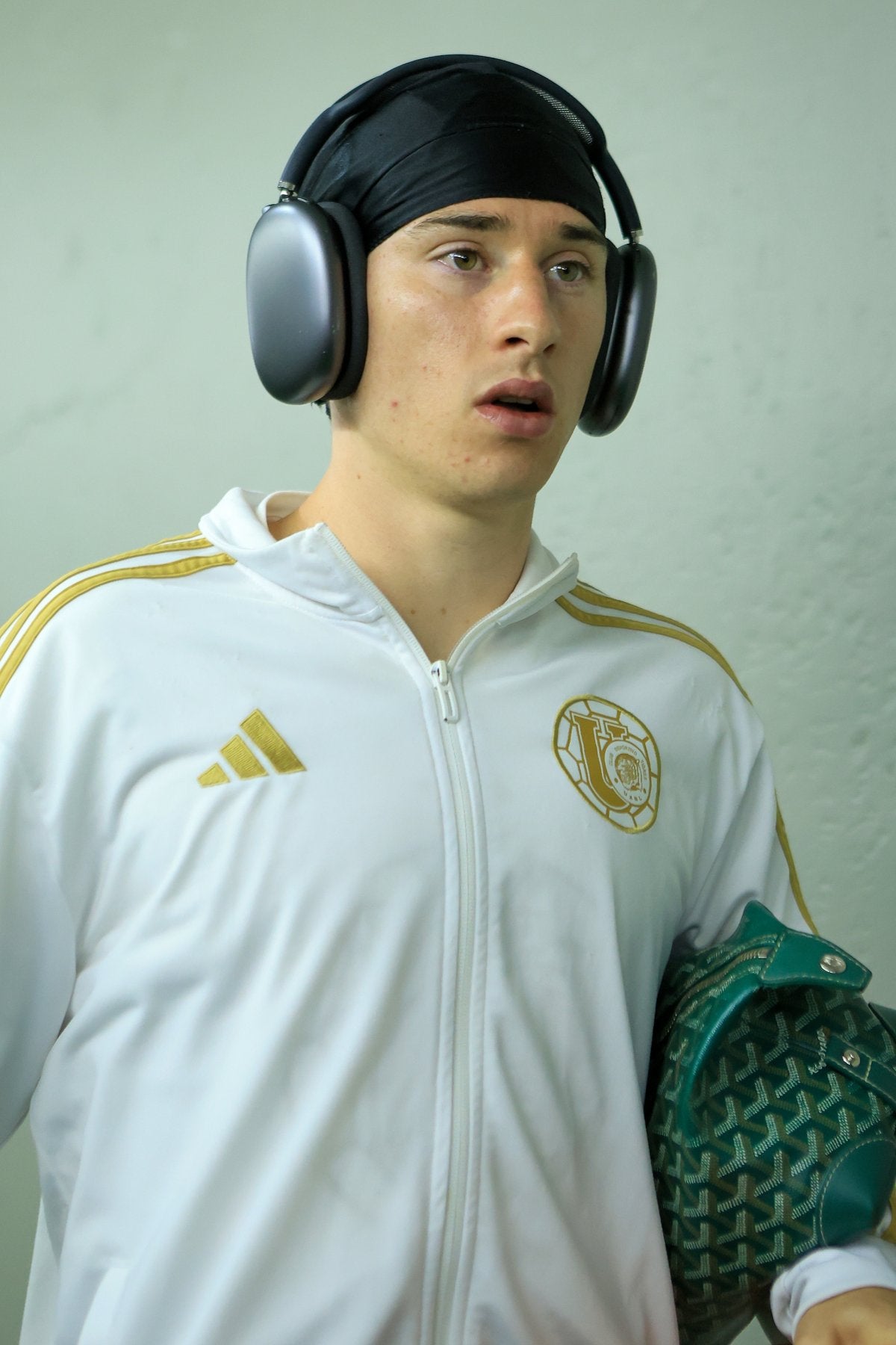 ¡Les dio una manita! Marcelo Flores cometió penal a los 25 segundos de haber ingresado al campo